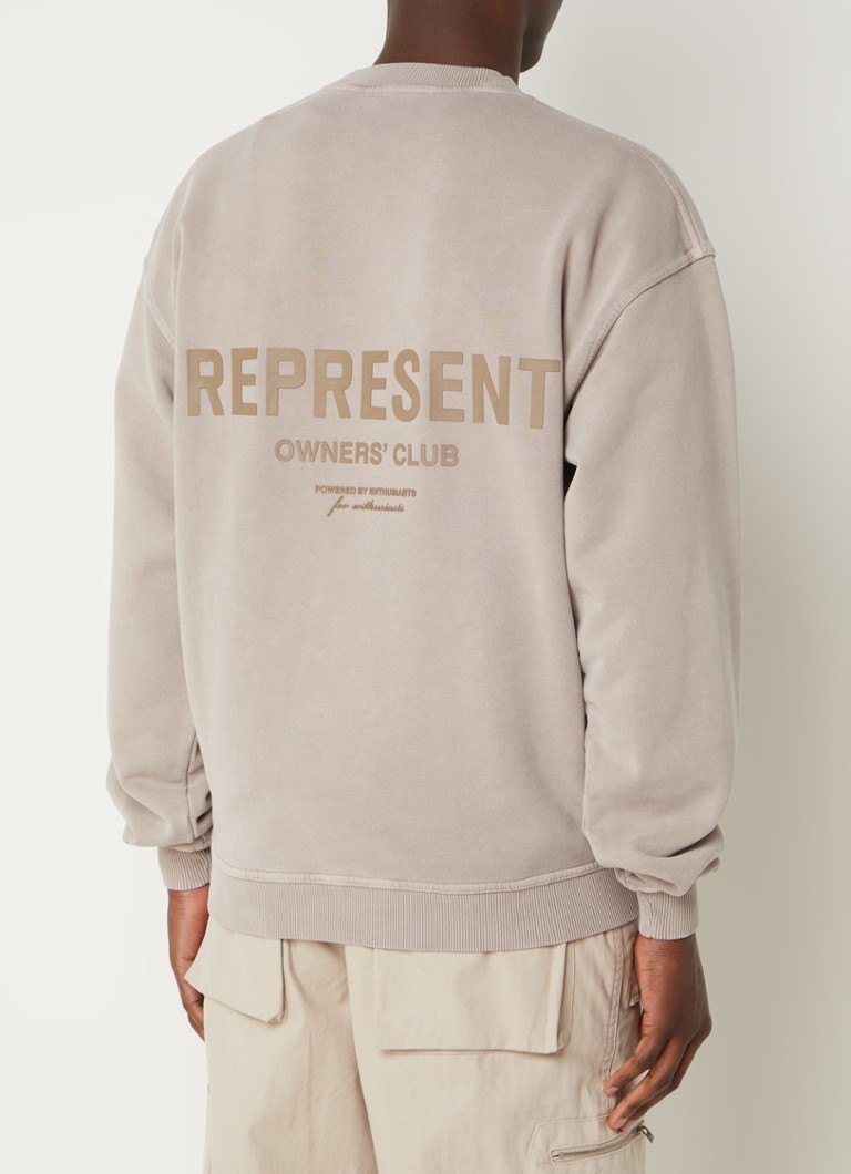 Represent Owners Club sweater met logo- en backprint • Zand ...