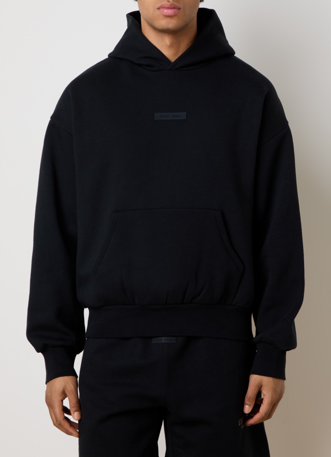 Fear of God Essentials Hoodie met logo- en backprint • Zwart ...