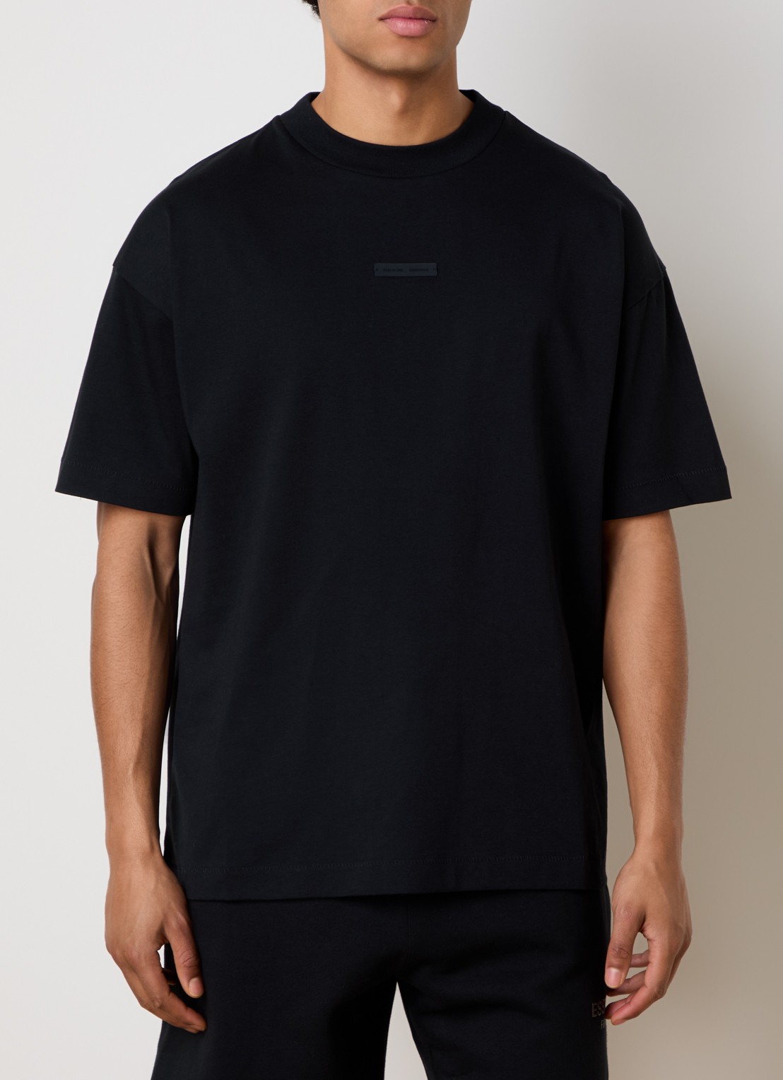 Fear of God Essentials T-shirt met logo- en backprint • Zwart ...